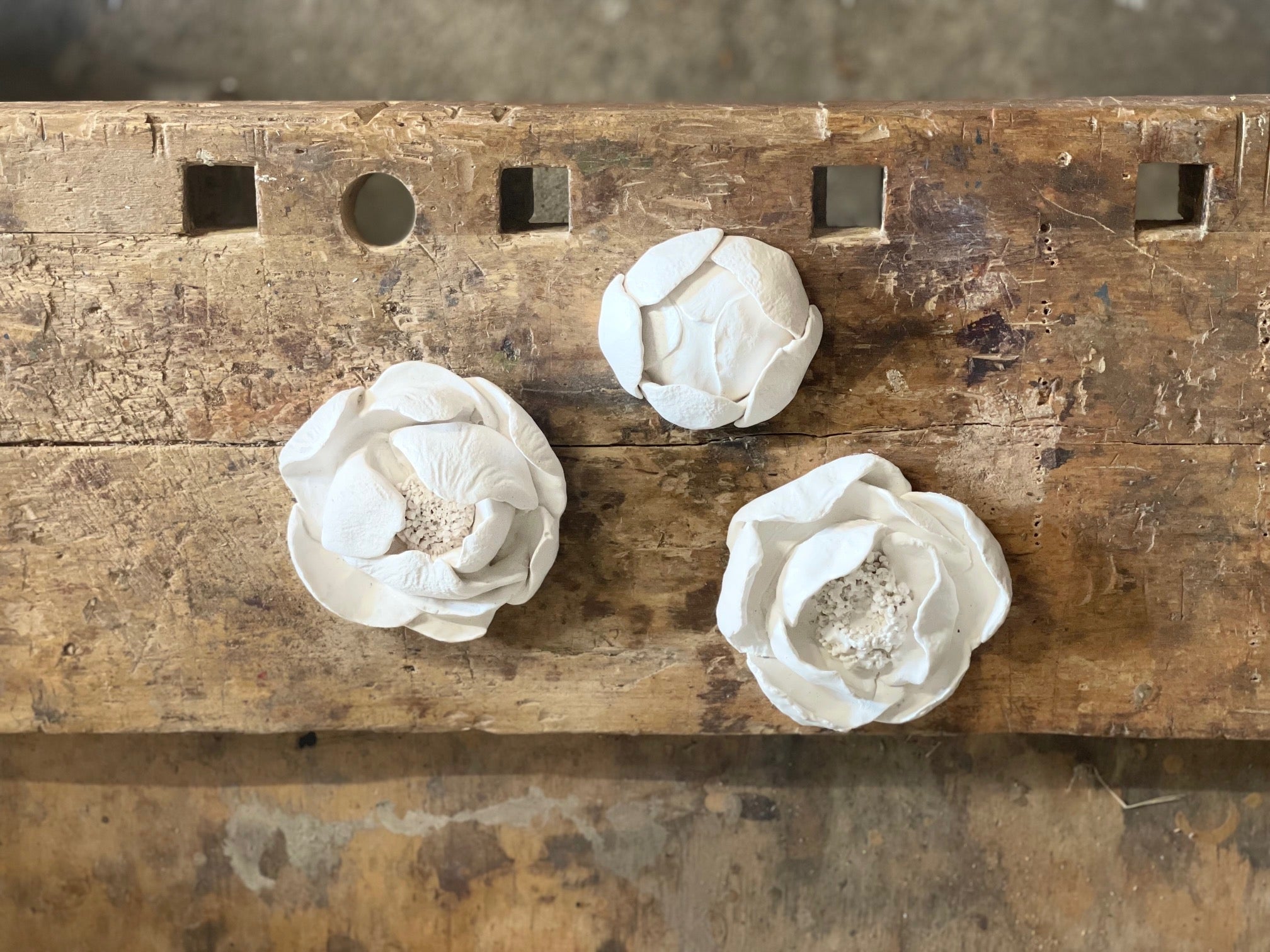 From clay workshop to plaster wall decors